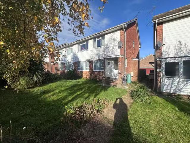 Deal! 1 BA 2 bedroom ground floor flat for rent in Austen Walk.