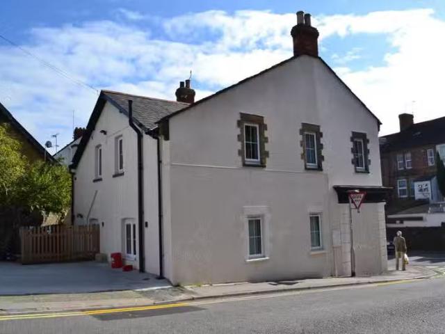 Unique 1 BA 2 bedroom ground floor flat for rent in Eastern Ye.