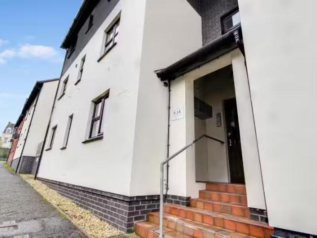 For Rent! 1 BA 2 bedroom ground floor flat for rent in Hollowt.