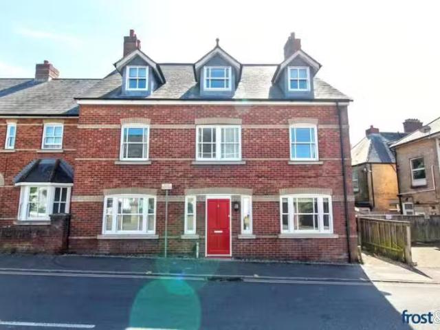 Cheap 1 BA 2 bedroom ground floor flat for rent in Parr Street.