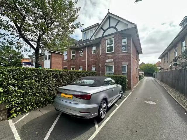 Cozy 1 BA 2 bedroom ground floor flat for rent in Richmond Par.