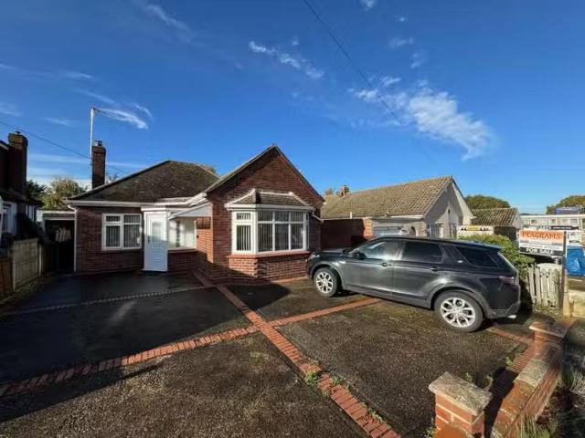 Rental! 1 BA 2 bedroom detached bungalow for rent in Mountview.