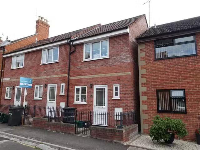 Charming 1 BA 2 bedroom end of terrace house for rent in Evert.