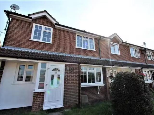 Cheap 1 BA 2 bedroom end of terrace house for rent in Snowdon.