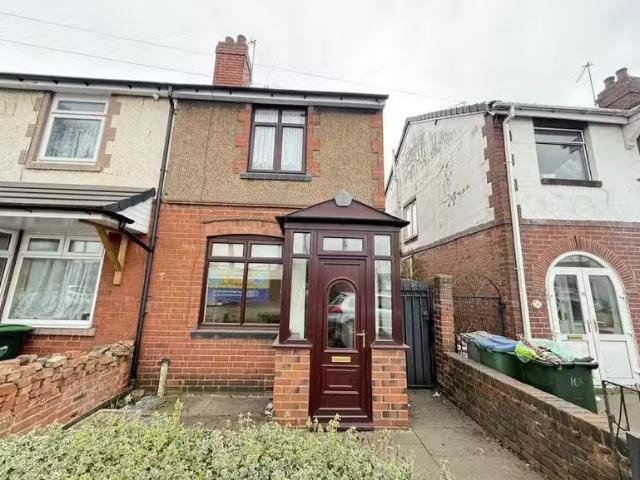 Just in! 1 BA 2 bedroom end of terrace house for rent in Phoen.