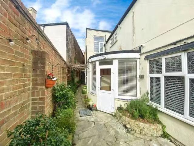 Charming 1 BA 2 bedroom Flat to rent, Marmion Road, Southsea.