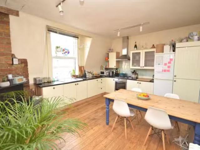 Charming 1 BA 2 bedroom Flat to rent, Heath Road, Twickenham.