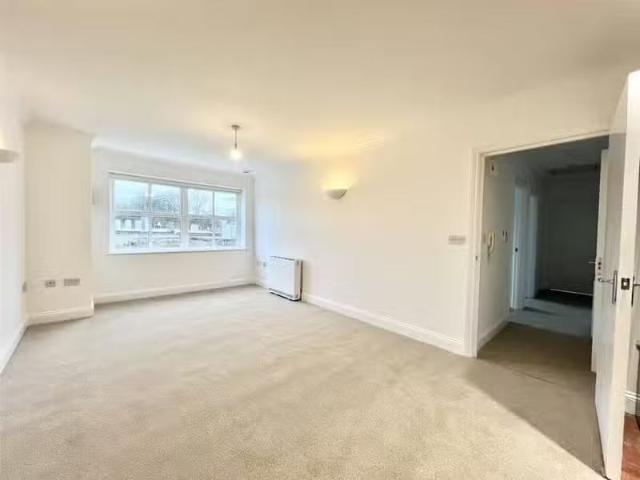 Cheap 1 BA 2 bedroom Flat to rent, Queens Road, Watford, WD17.