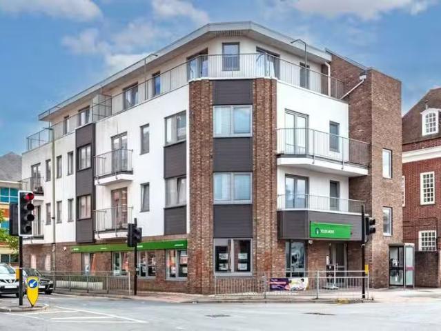 Cheap 1 BA 2 bedroom Flat to rent, Station Road, Egham, TW20.