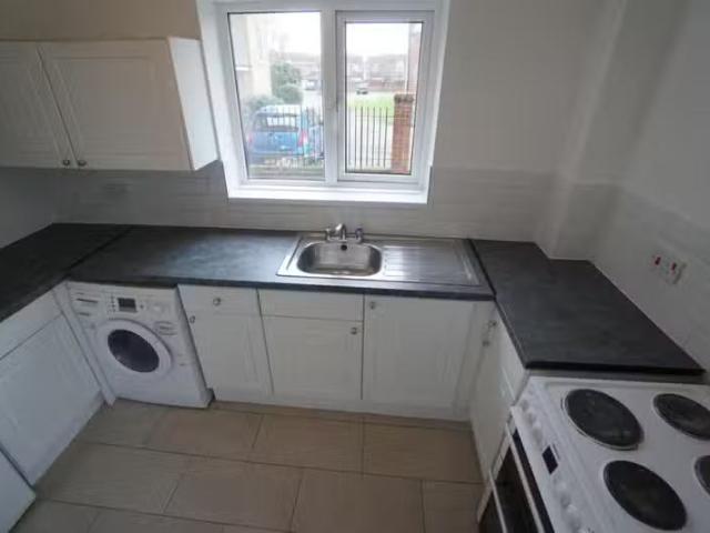 Nice 1 BA 2 bedroom flat for rent in Viceroy Close, Colchester.