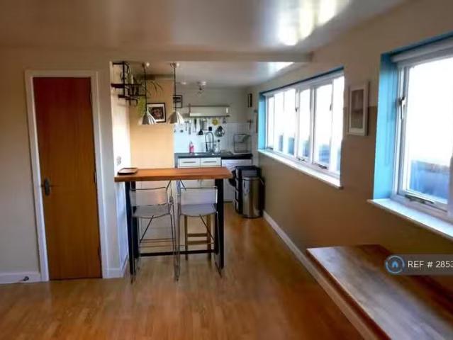 Rental! 1 BA 2 bedroom flat for rent in Waterloo Road, Bristol.