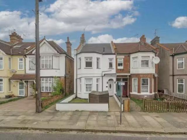 Just in! 1 BA 2 bedroom flat for rent in Wellesley Road, Harro.