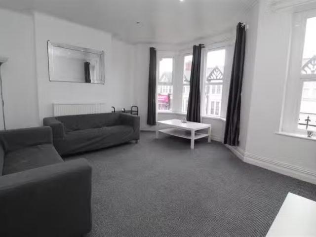 Unique 1 BA 2 bedroom flat for rent in Whitchurch Road, Heath.