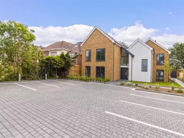 Nice 1 BA 2 bedroom flat for rent in Worthing Road, East Prest.