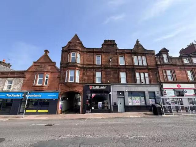 For Rent! 1 BA 2 bedroom flat for rent in Burns Statue Square.