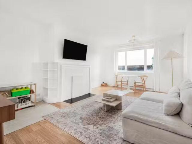 For Rent! 1 BA 2 bedroom flat for rent in Chester Place, Green.
