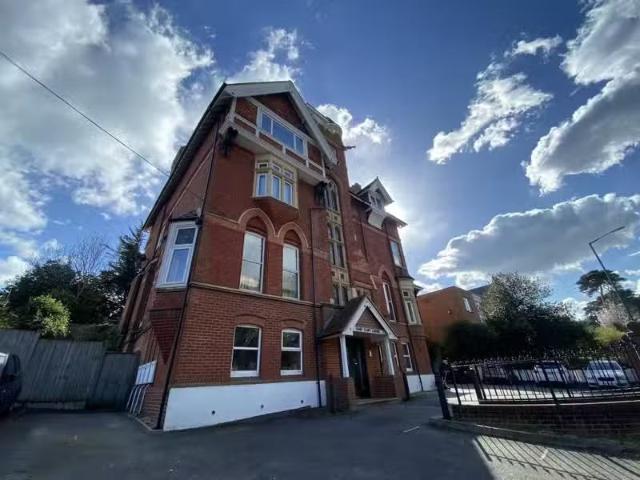 Unique 1 BA 2 bedroom flat for rent in Christchurch Road, Bour.