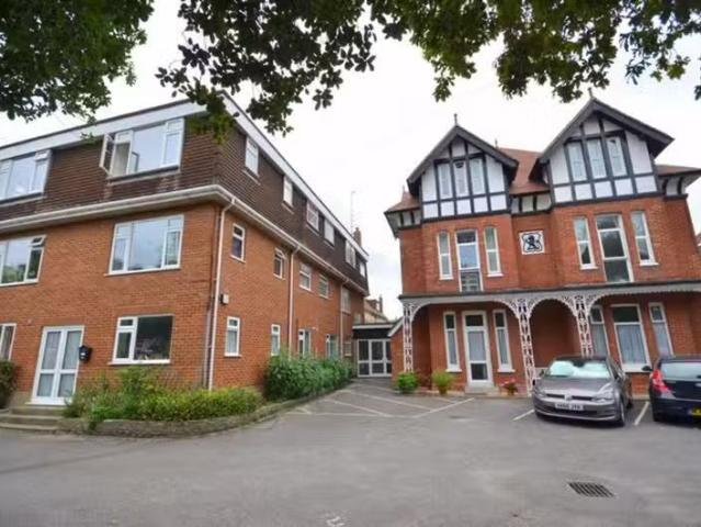 Unique 1 BA 2 bedroom flat for rent in Florence Road, Bournemo.