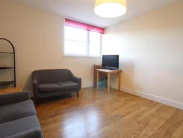 Cheap 1 BA 2 bedroom flat for rent in Fraser Street, Top Right.