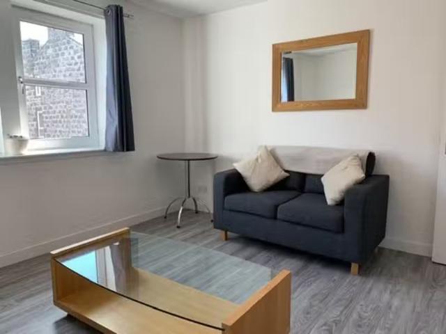 Unique 1 BA 2 bedroom flat for rent in Fraser Place, Aberdeen.