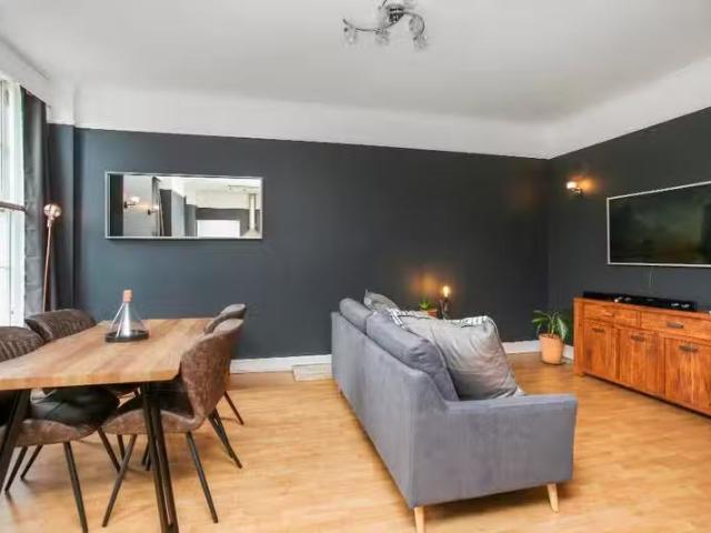 Unique 1 BA 2 bedroom flat for rent in Hermitage Place, Leith.