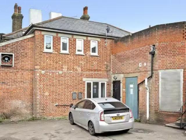 Cozy 1 BA 2 bedroom flat for rent in High Street, Epping, CM16