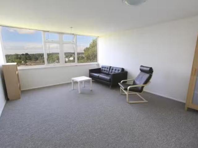 Nice 1 BA 2 bedroom flat for rent in Howecroft Court, Eastmead.