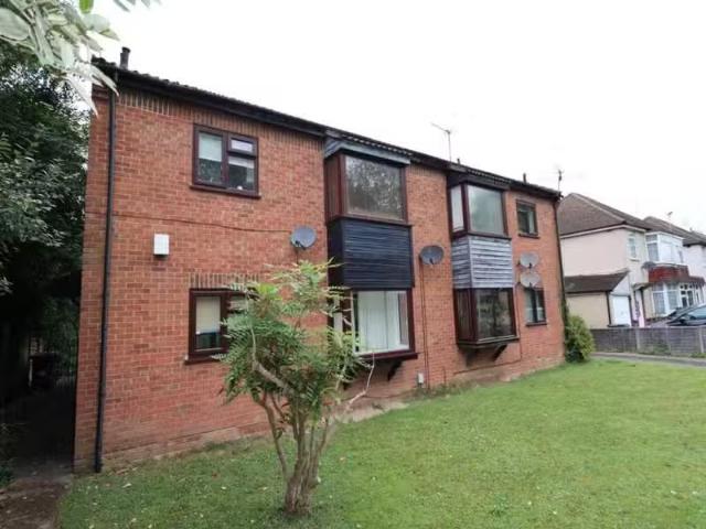 Cheap 1 BA 2 bedroom flat for rent in Lemsford Road, Hatfield.