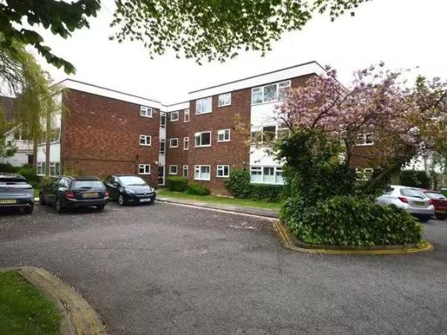 Just in! 1 BA 2 bedroom flat for rent in Lemsford Road, St Alb.