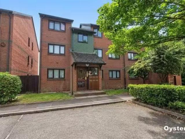 Nice 1 BA 2 bedroom flat for rent in Maltby Drive, Enfield, EN1