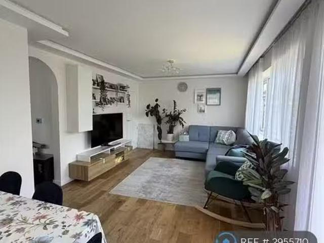 Unique 1 BA 2 bedroom flat for rent in Mays Hill Road, Bromley.