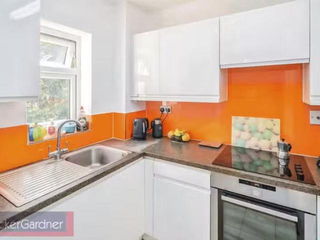 Just in! 1 BA 2 bedroom flat for rent in Oyster Row, Cambridge.