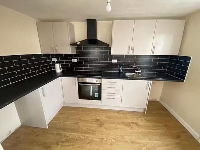 Unique 1 BA 2 bedroom flat for rent in Penarth Road, Cardiff.