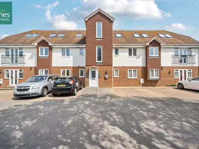 Charming 1 BA 2 bedroom flat for rent in Penhill Road, Lancing.
