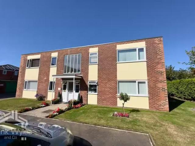 Just in! 1 BA 2 bedroom flat for rent in Rutland Court, Lytham.