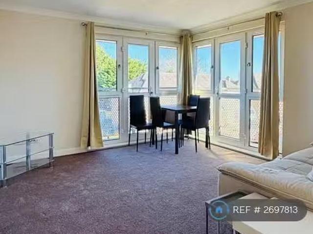 Cozy 1 BA 2 bedroom flat for rent in Stenhouse Gardens, Edinbu.