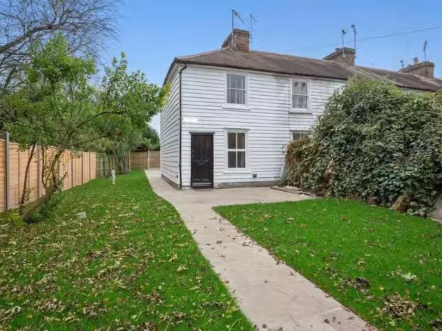 For Rent! 1 BA 2 bedroom house for rent in Manor Road, Chigwel.