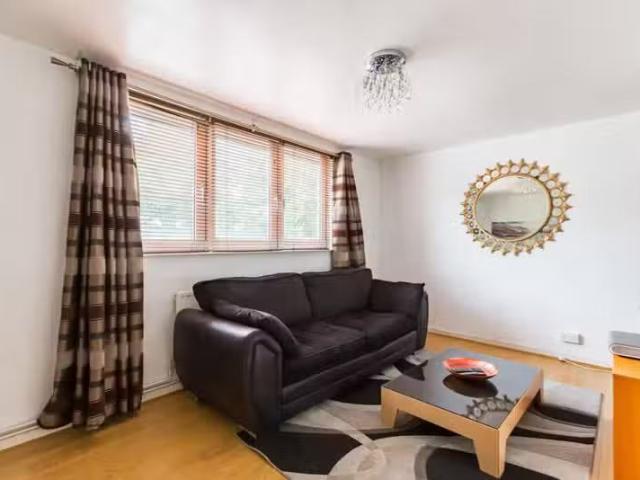Nice 1 BA 2 bedroom maisonette for rent in Alfred Street, Mile.