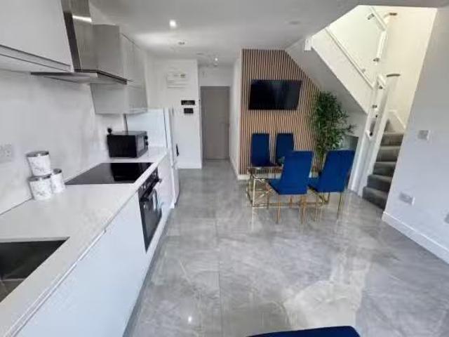 Nice 1 BA 2 bedroom maisonette for rent in Bruce Street Cardif.