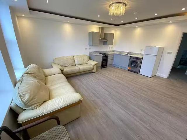 Just in! 1 BA 2 bedroom maisonette for rent in Clare Road, Car.