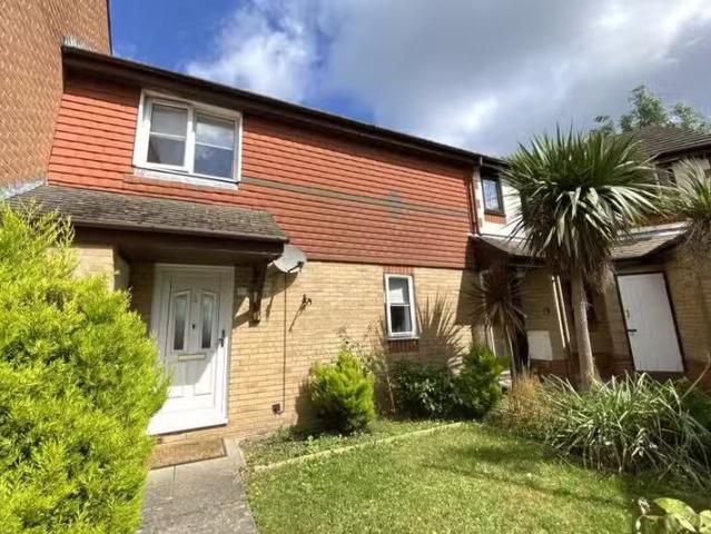 Cozy 1 BA 2 bedroom Mid Terrace House to rent, Dundonald Close.