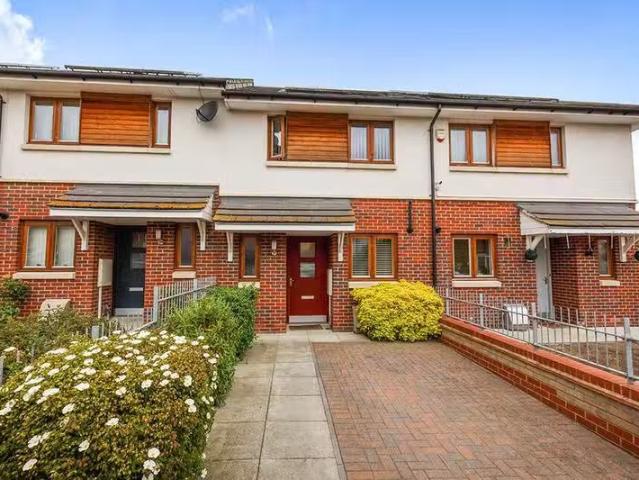 Nice 1 BA 2 bedroom Mid Terrace House to rent, Ferguson Avenue.