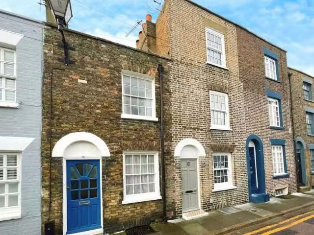 Charming 1 BA 2 bedroom Mid Terrace House to rent, Nelson Stre.