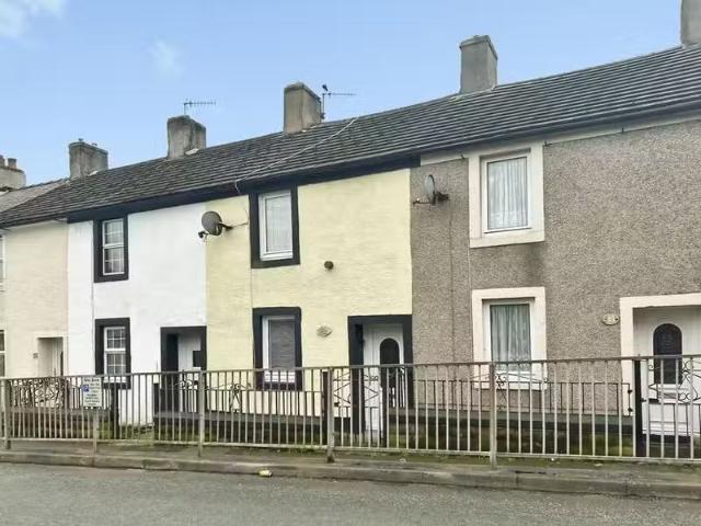 Cozy 1 BA 2 bedroom Mid Terrace House to rent, North Road, Egr.