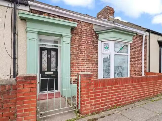 Cozy 1 BA 2 bedroom Mid Terrace Property to rent, Hawthorn Str.