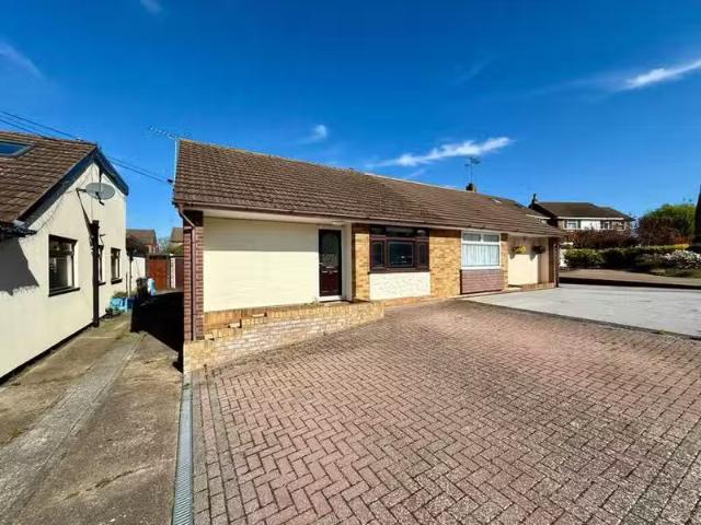 Rental! 1 BA 2 bedroom semi detached bungalow for rent in Wood.