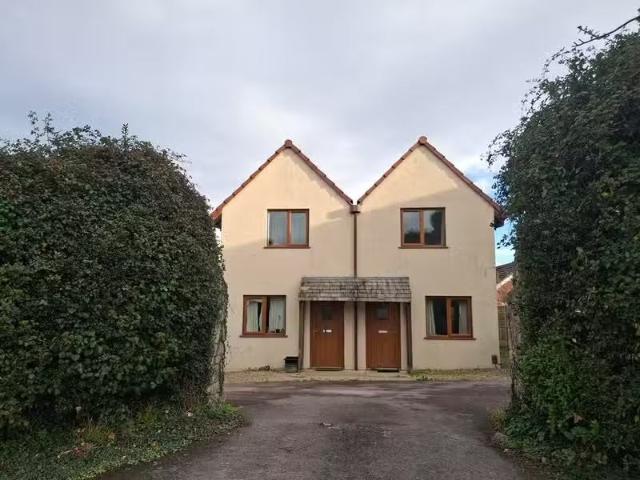 Deal! 1 BA 2 bedroom semi detached house for rent in Bradley R.