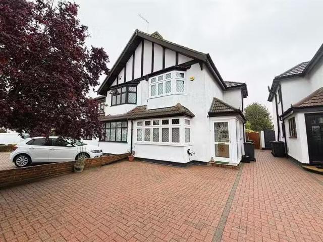 Deal! 1 BA 2 bedroom semi detached house for rent in Crest Vie.