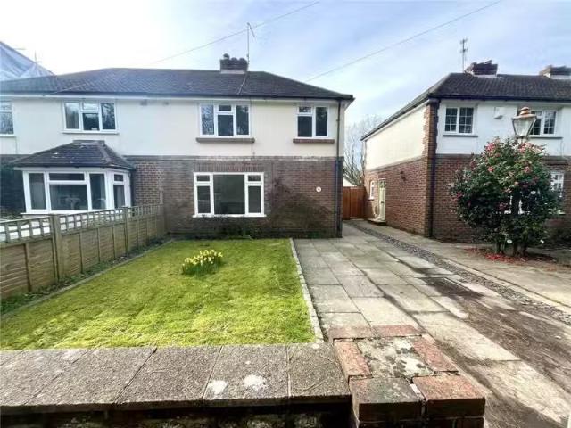 Deal! 1 BA 2 bedroom semi detached house for rent in Dukes Roa.