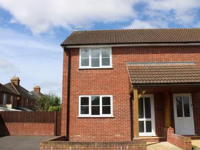Just in! 1 BA 2 bedroom semi detached house for rent in Easter.